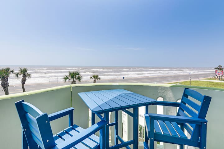Walk To Galveston Beach: Family Condo W/ Pool - Galveston, TX