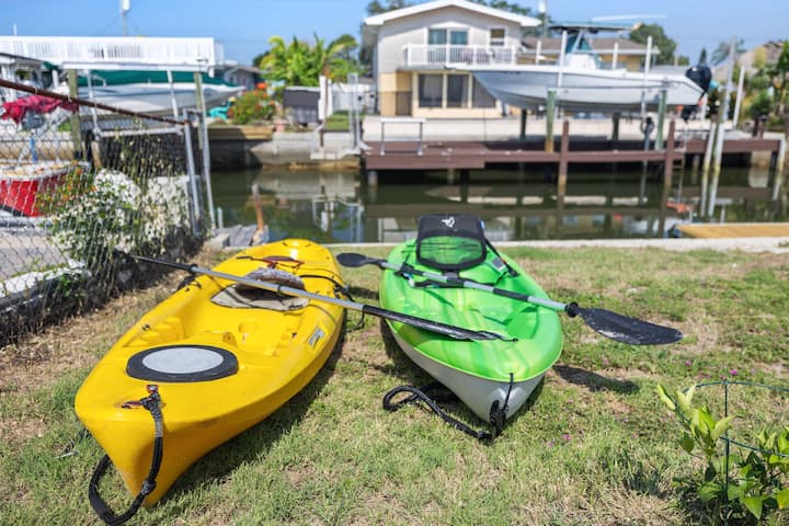 Waterfront 2br W/ Dock & Jacuzzi – Dog Friendly - Hudson, FL