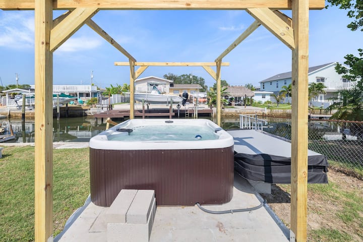 Waterfront W/ Dock & Jacuzzi – Dogs Ok - Hudson, FL