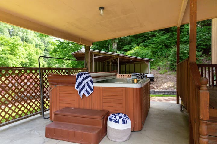 2 Mi To Dtwn: Spacious Gatlinburg Home W/ Hot Tub! - Gatlinburg, TN