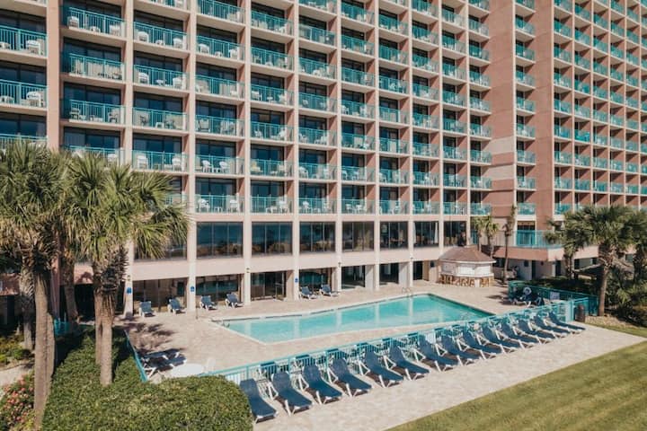 Steps From The Beach | Free Parking. Outdoor Pool -