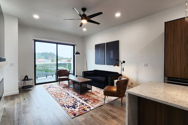 New! Hot Tub! Dog Friendly! ~ Steel & Surf - Waldport, OR