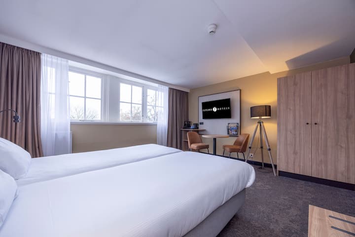 Fun Retreat W/ Pool, Ping-pong & Free Parking - Arnhem