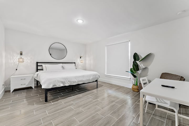 Contemporary 3-bed,2-bath Home, Downtown Wpb! - West Palm Beach, FL