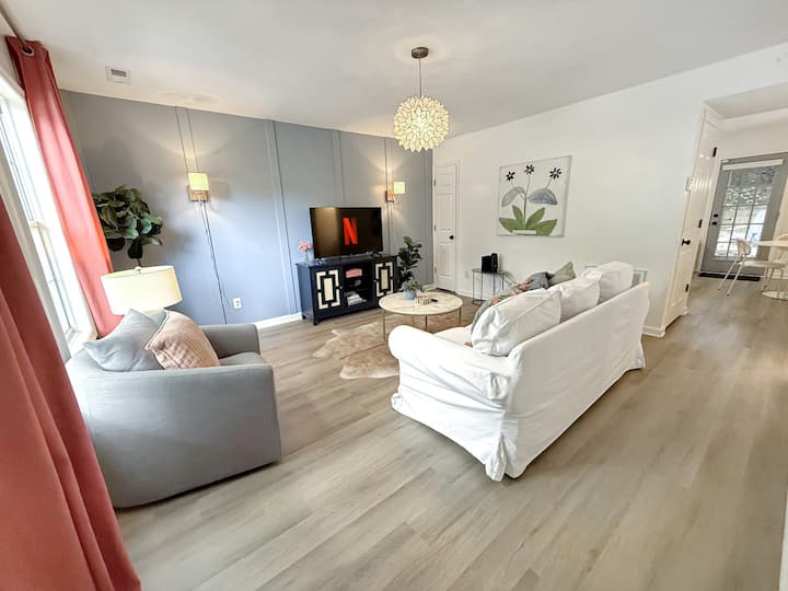 Vibrant Villa Green - 2 King Beds Pets Park Nearby - Raleigh, NC