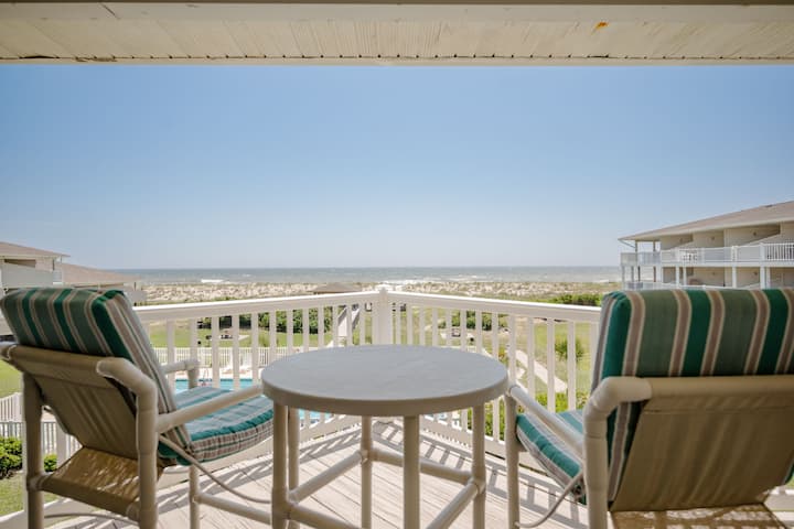 Oceanview Bliss: Walk To Everything From This - Oak Island, NC