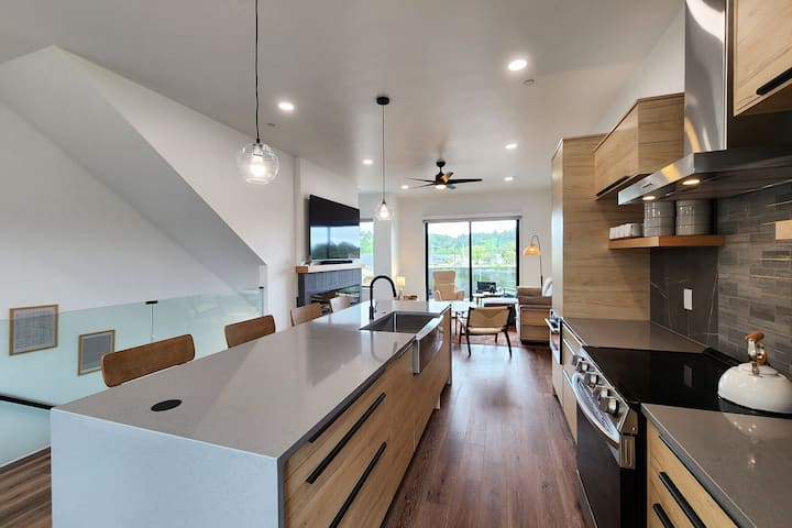 New! Hot Tub! Dog Friendly! ~ Northern Lights - Waldport, OR