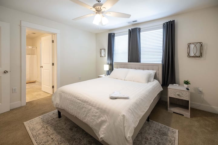 Luxury Stay Near Rdu & Rtp | Dog-friendly - Raleigh, NC