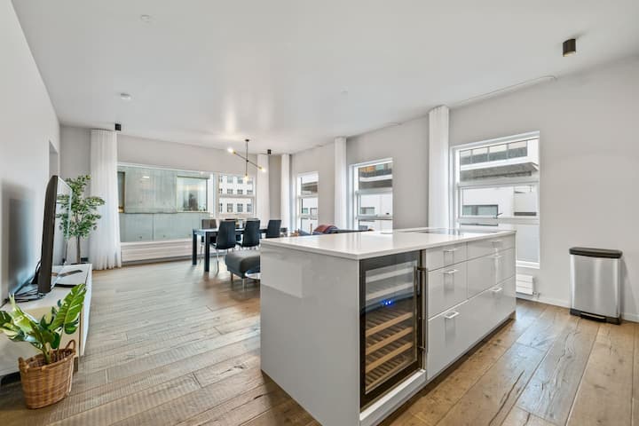 Expansive & Elegant City Center Oasis - Islande