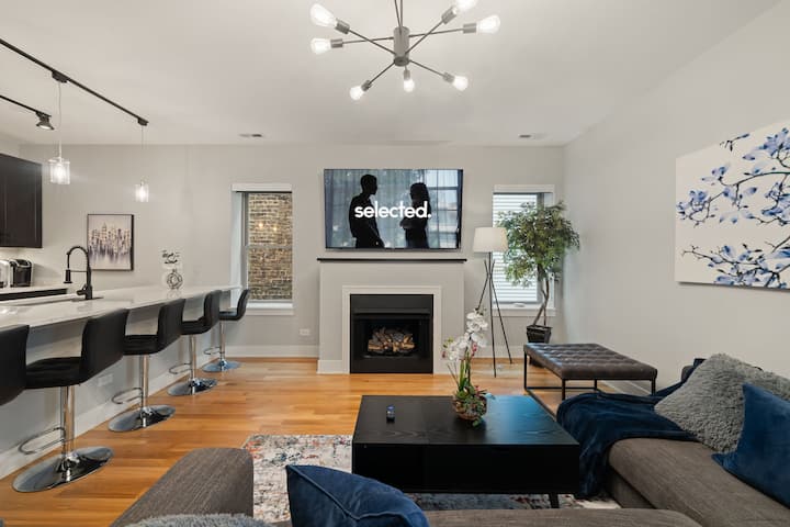 3 Bed 2.5 Bath Chicago Retreat W Balcony & Parking - Chicago, IL
