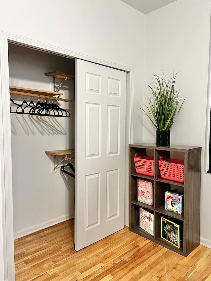 Modern 2 Bed- Lincoln Park+ Private Deck - Chicago, IL