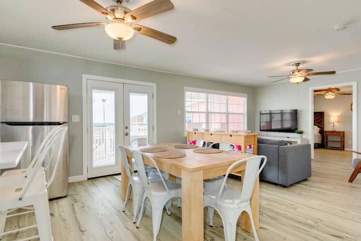 Mermaid Cove: Surfside Beach House With Ocean View - Quintana Beach