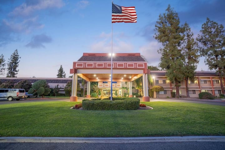 Airport Convenience – 2 Comfortable Fresno Units - Fresno, CA