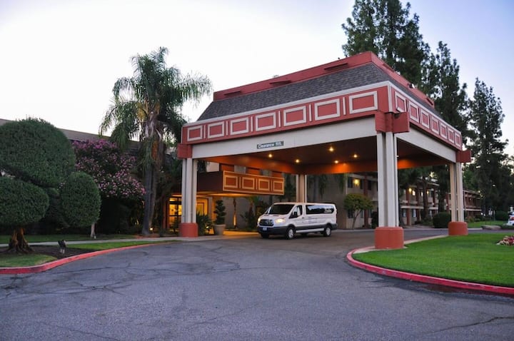 Relax Before You Fly – 4 Units W/ Airport Shuttle - Fresno, CA