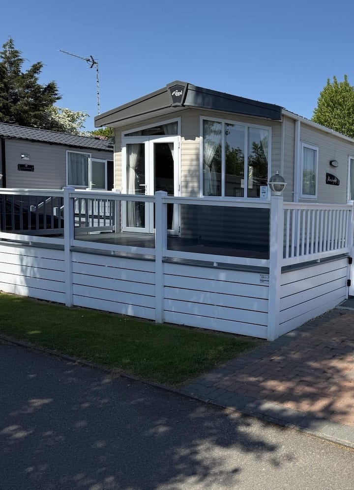 Caravan With Decking At West Mersea Ref 75192wm - Mersea Island