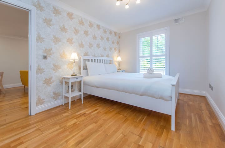 Chic Dockside Retreat | 1-bed Apt Heart Of Galway - Galway