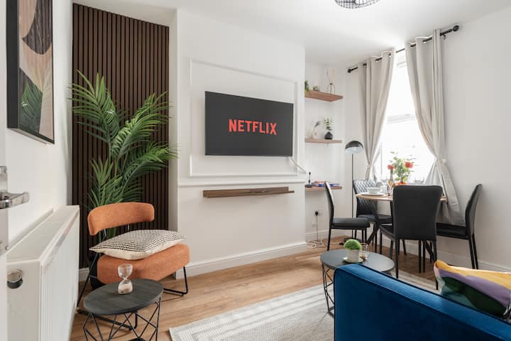 New 4brm Home | Sleeps 8 | Free Parking | Near Lfc - 