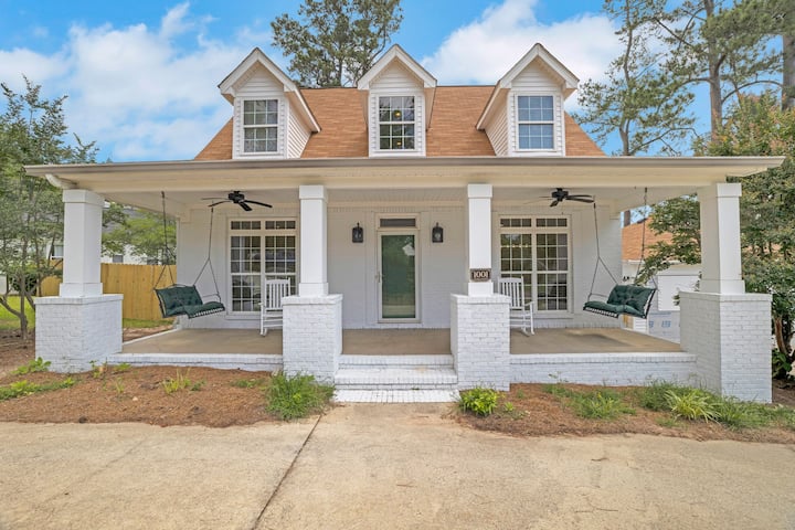 Augusta Getaway: Porch Swing, Deck, & Spacious Yar - Augusta, GA