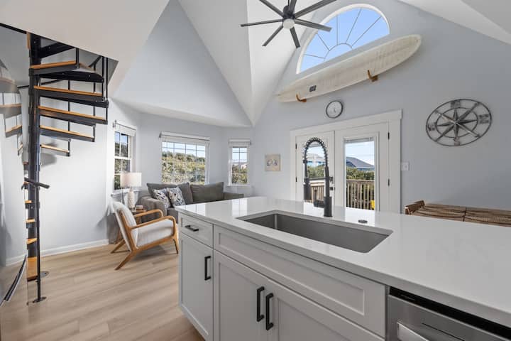 Clean Home Steps From Beach W/ Ocean Views - Surf City, NC