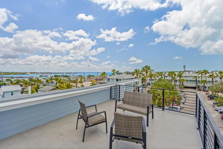 3br Duplex With Shared Pool, W/d, & Enclosed Yard - Bradenton Beach, FL