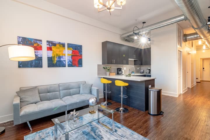 Stylish Suite W/high‑speed Wi‑fi & Smart Tvs - Gage Park - Chicago