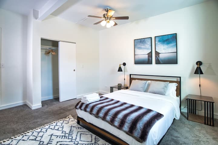 Spacious Suite W/pool Table & Skyline View - River West - Chicago
