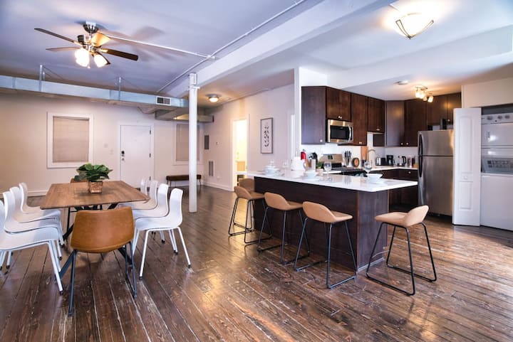 Spacious Suite W/pool Table & Skyline View - Park West - Chicago