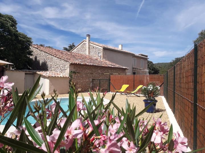 Au Pied De La Montagne - Roussillon