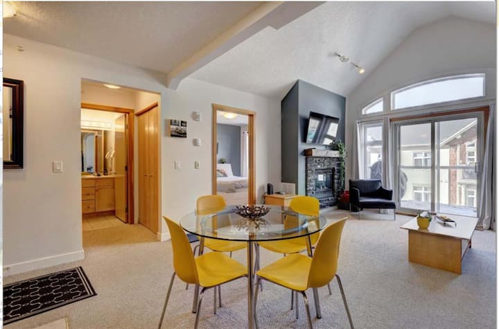 Canmore Condo With Mountain Views: Fireplace, Balc - Canmore