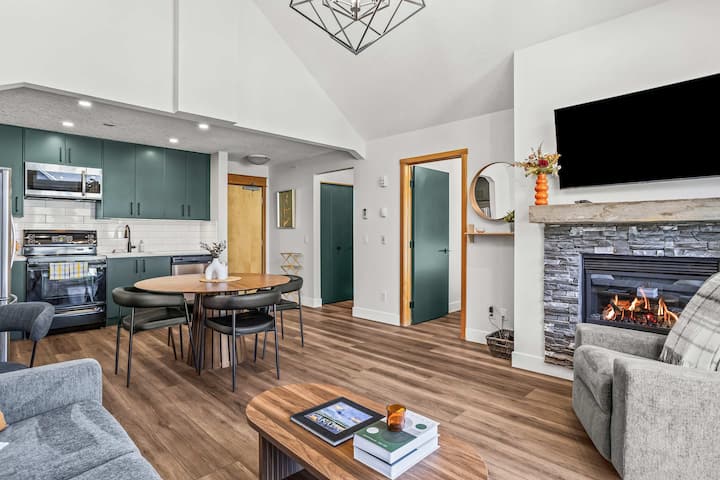 Mountain Views Balcony And Free Parking - Canmore