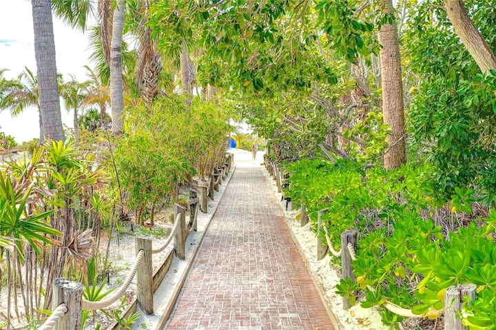 Village Breeze (2 Units) - Pool, Village, Beach! - Siesta Key, FL