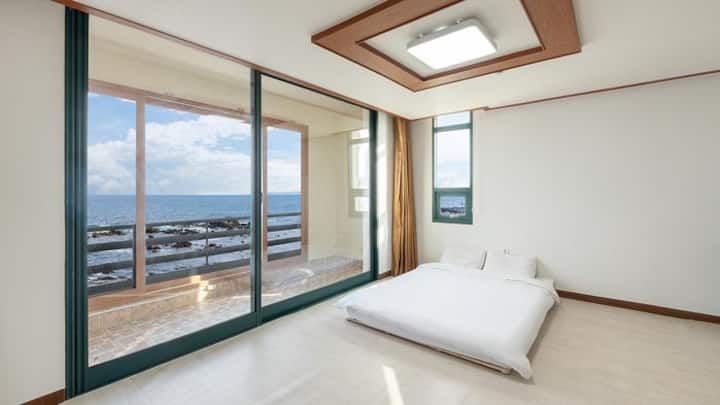 멋진 오션뷰 객실, A-203(오션뷰/침대룸) - 장량동