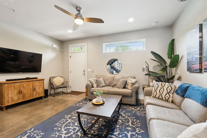 Cozy 3-story Townhome W/ Rooftop & Skyline Views! - Nashville