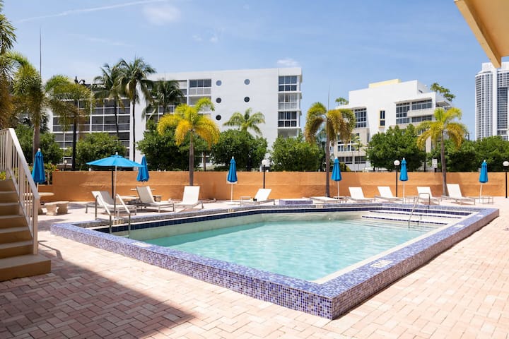 ‼️Tiny Tower Treasure‼️ - Sleeps 5 & Soaks Sun - Sunny Isles Beach, FL