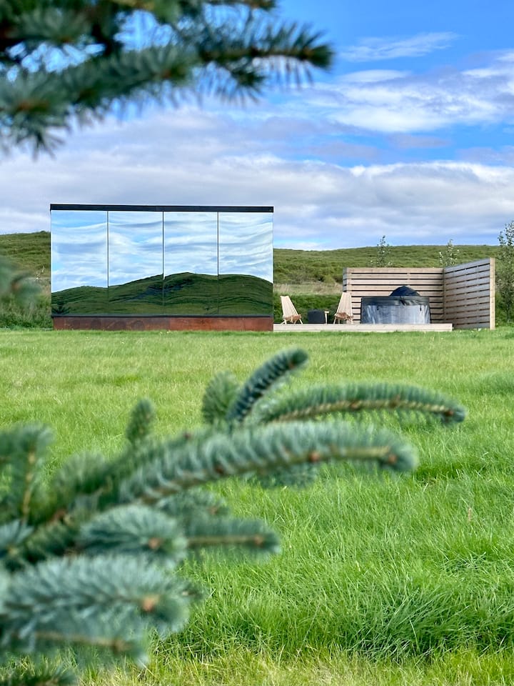 Nest Retreat Iceland - Mirror House By The River - Iceland