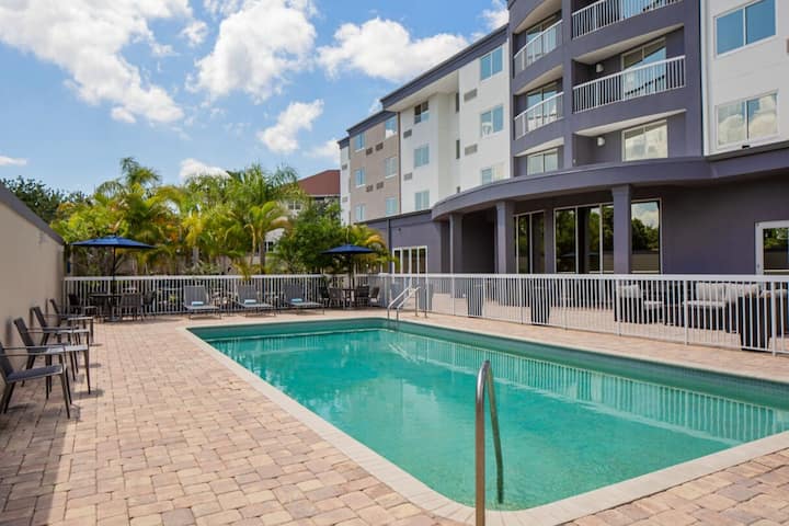 Comfort X2 Rooms With Wi-fi & Bistro Dining - Clearwater, FL