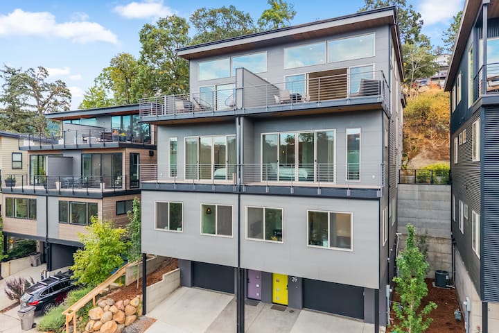 Magnificent Brand New 5bed/ 3.5bth Overlooking Dt - Hood River, OR