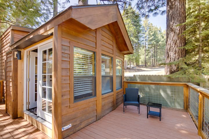 Near Lake Almanor & Golf: Cozy Cabin! - Lake Almanor, CA