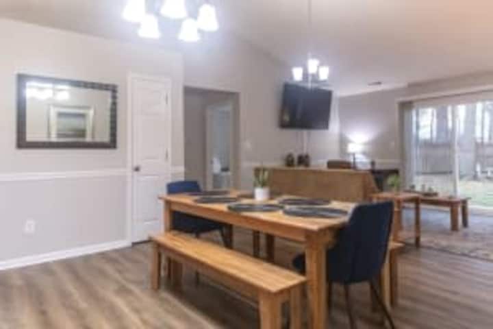 Mins To Park, River, Downtown! Chapel Hill Charmer - Avon, IN