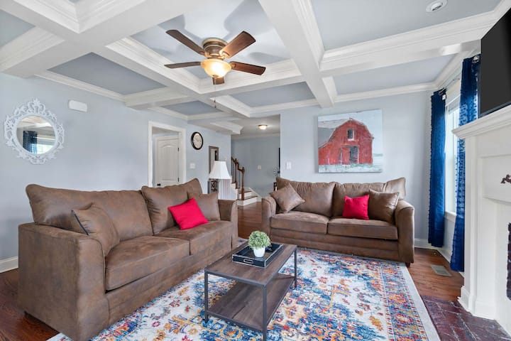 Near Campbell & Downtown- Cottage & Carriage House - Clarksville, TN