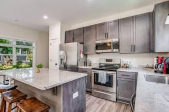 Near Downtown, Dining & Base - Beach Flow Bungalow - 彭薩科拉