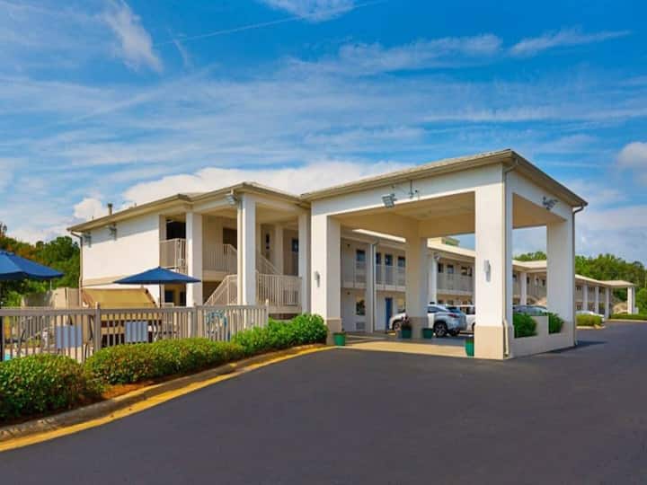 Ms6 Albany | 1 King Bed | Nsmk, Hot Tub, Micfridge - Albany, GA