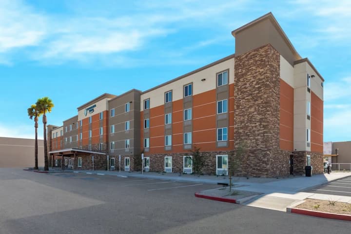 Near Desert Diamond Arena + Kitchen. Laundry. Gym. - Avondale, AZ