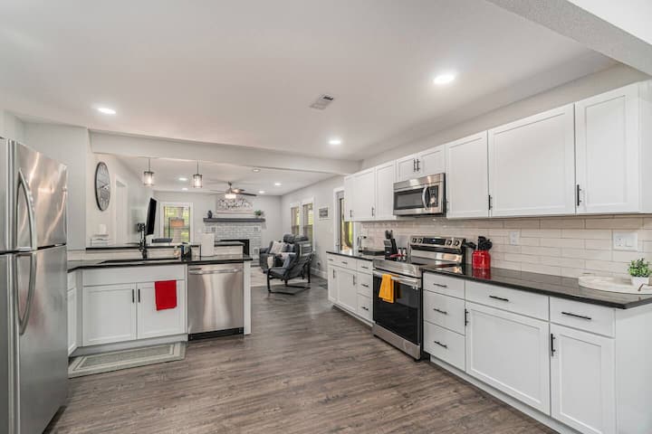 Chic Space-12 Min To Belton, Fast Wifi 4 Bd 2 Bath - Belton, MO