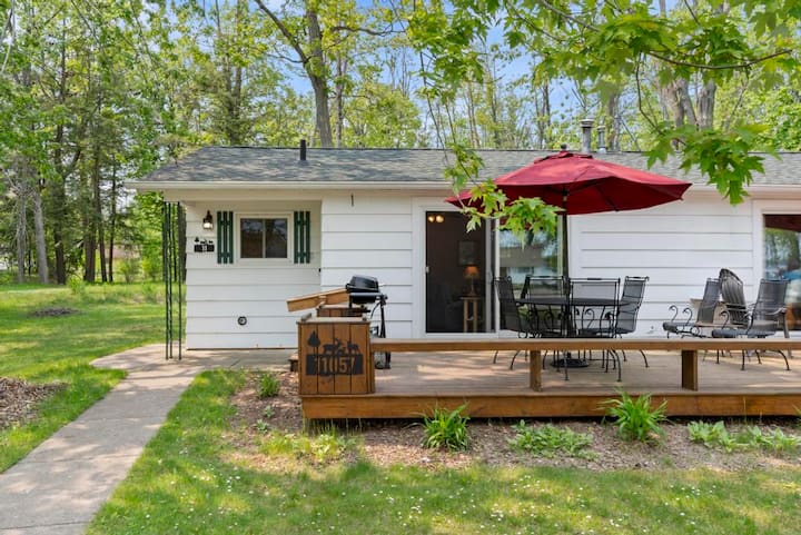 Cozy Loon Cottage - View Of Burt Lake! Nearby Boat - Mullett Lake, MI