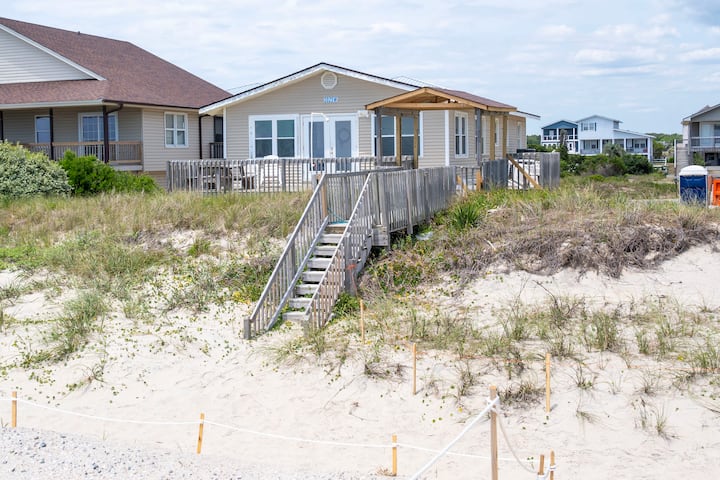 Rhoney R&r: Oceanfront Home With Two Living Rooms - Oak Island, NC