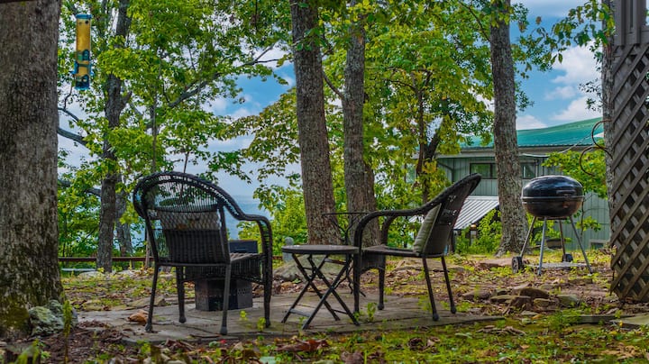 Mountain Retreat! Ruby's Roost Home & Loft - Guntersville Lake