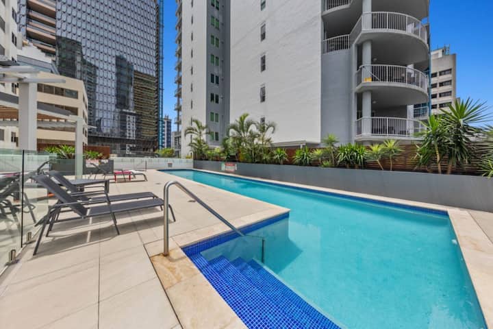 Stylish 31st Floor Apartment W/ River Views & Pool - Brisbane