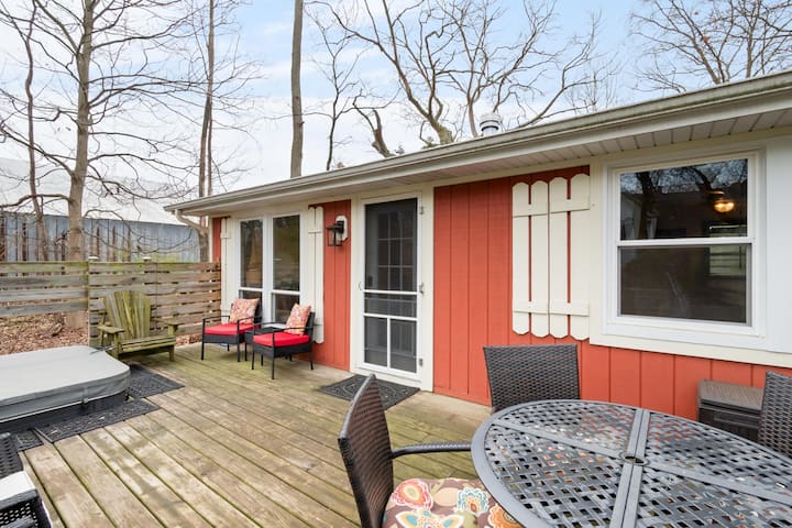 "Cozy Cottages" Red Cottage Hot Tub/town! - saugatuck, MI