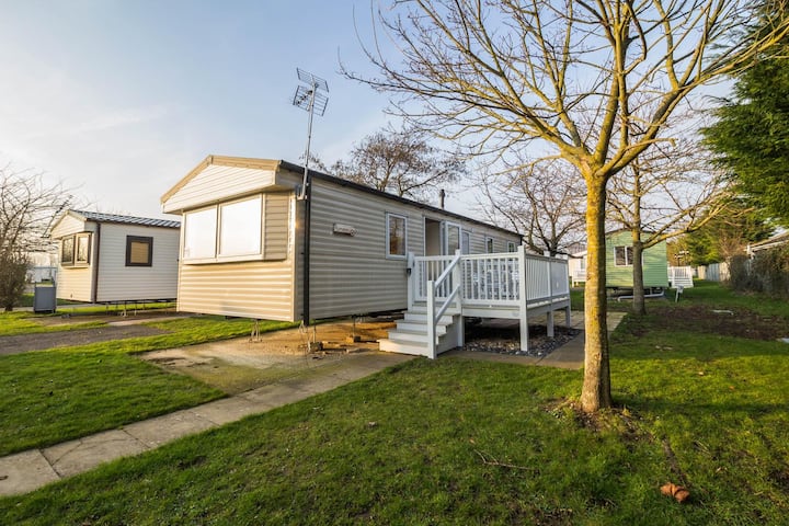 Caravan With Decking In Essex Ref 26452ba - Clacton-on-Sea
